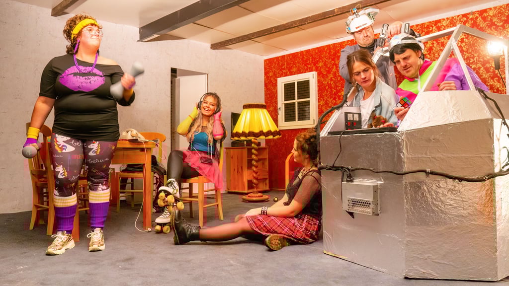 Theatergruppe Bellersen spielt „Mit Vollgas in die 80er“