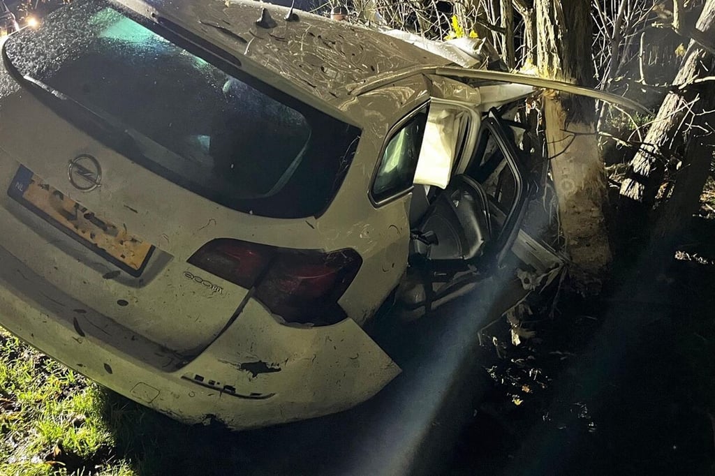 Unfall auf der B70 in Vreden: Auto prallt gegen Baum – Fahrer schwer verletzt