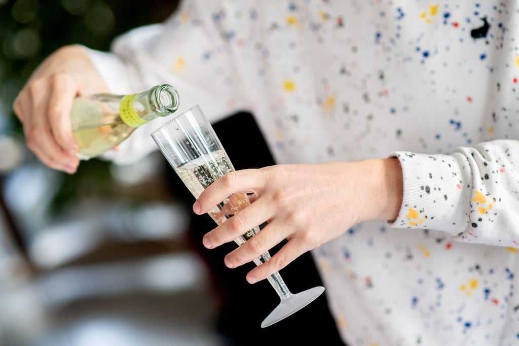 Dunkel, kühl und stehend lagern: So lange ist Sekt haltbar