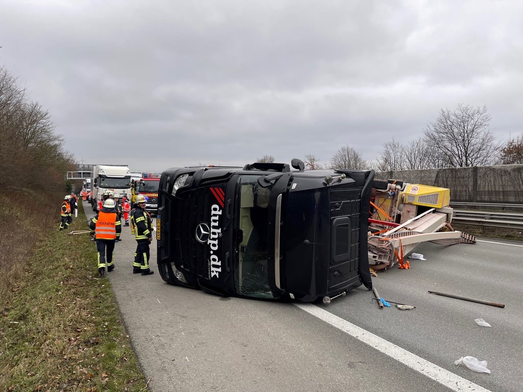 Lkw umgekippt: A2 in Richtung Hannover stundenlang gesperrt