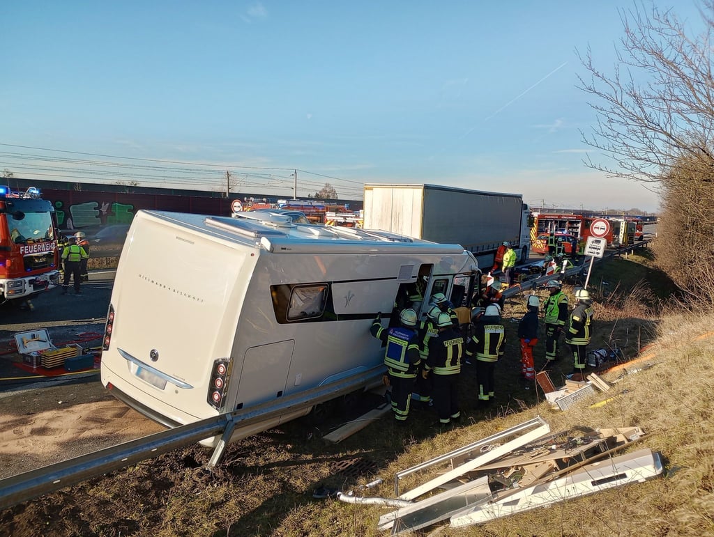Karambolage am Stauende: Zwei lebensgefährlich Verletzte