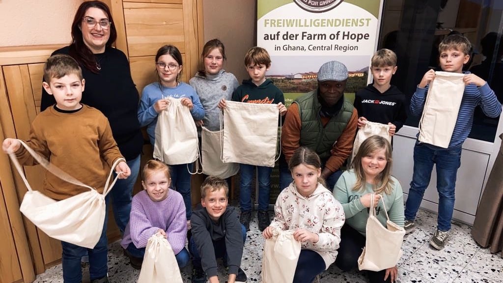 Borgentreich-Borgholz: Kinder packen Beutel für Ghana