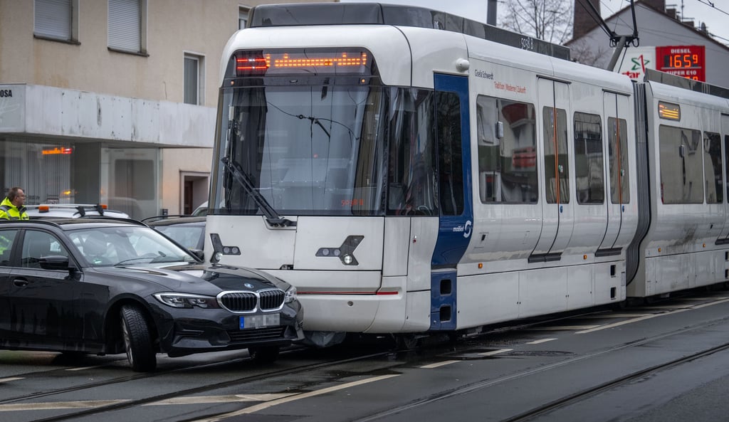 Bielefeld: Stadtbahn kollidiert mit Auto