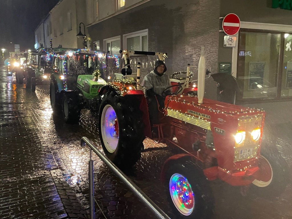 Landwirte starten zur Lichterfahrt 2023 durch Werther