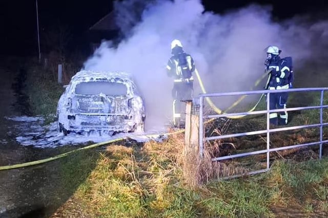 Borgentreich: Feuerwehr löscht brennendes Auto in Bühne