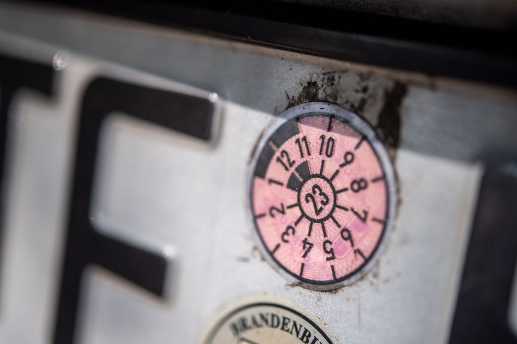 Noch mit rosa Plakette unterwegs? Schnell zum HU-Prüftermin