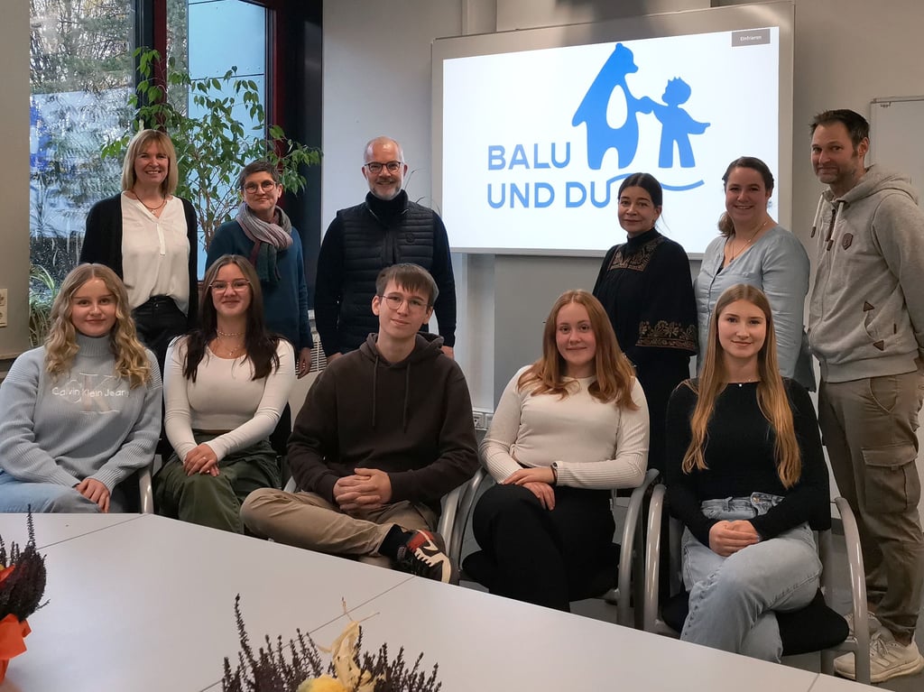 Paderborn: Gymnasiasten nehmen Grundschulkinder an die Hand