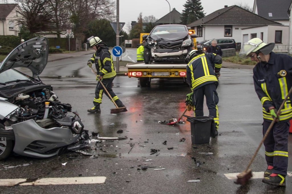 Lübbecke: Unfall mit E-Auto legt Verkehr lahm