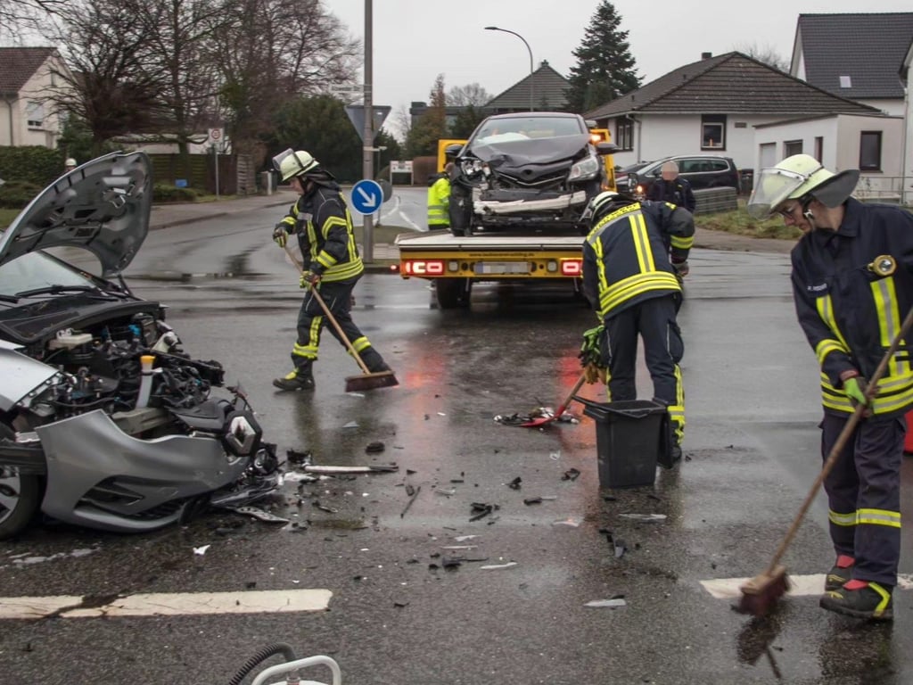 Lübbecke: Unfall mit E-Auto legt Verkehr lahm