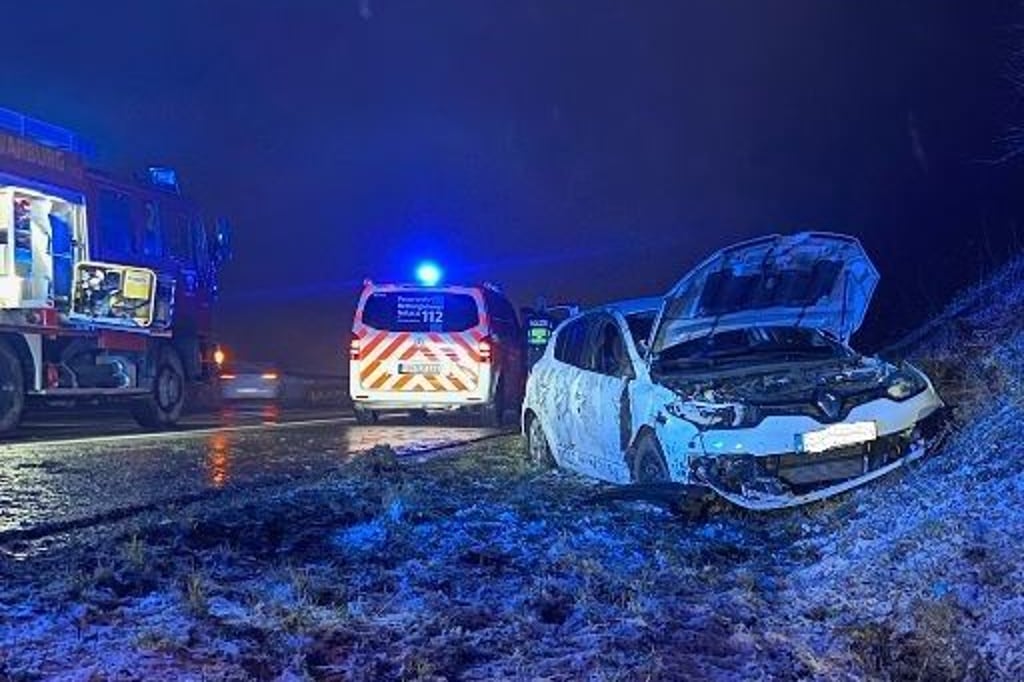 Warburg: Zwei Verletzte bei Unfall auf schneeglatter A44