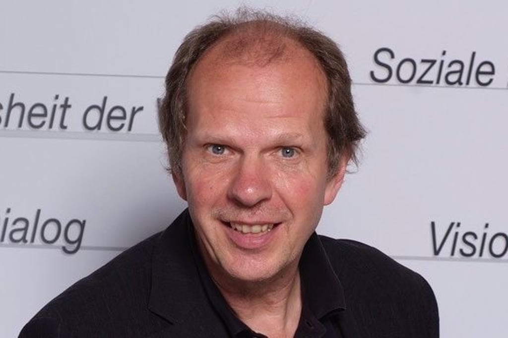 Professor Olaf-Axel Burow kommt nach Verl