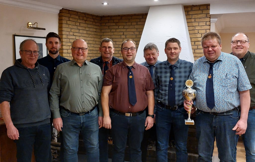 Eskari verleiht zwei Goldene Ehrennadeln