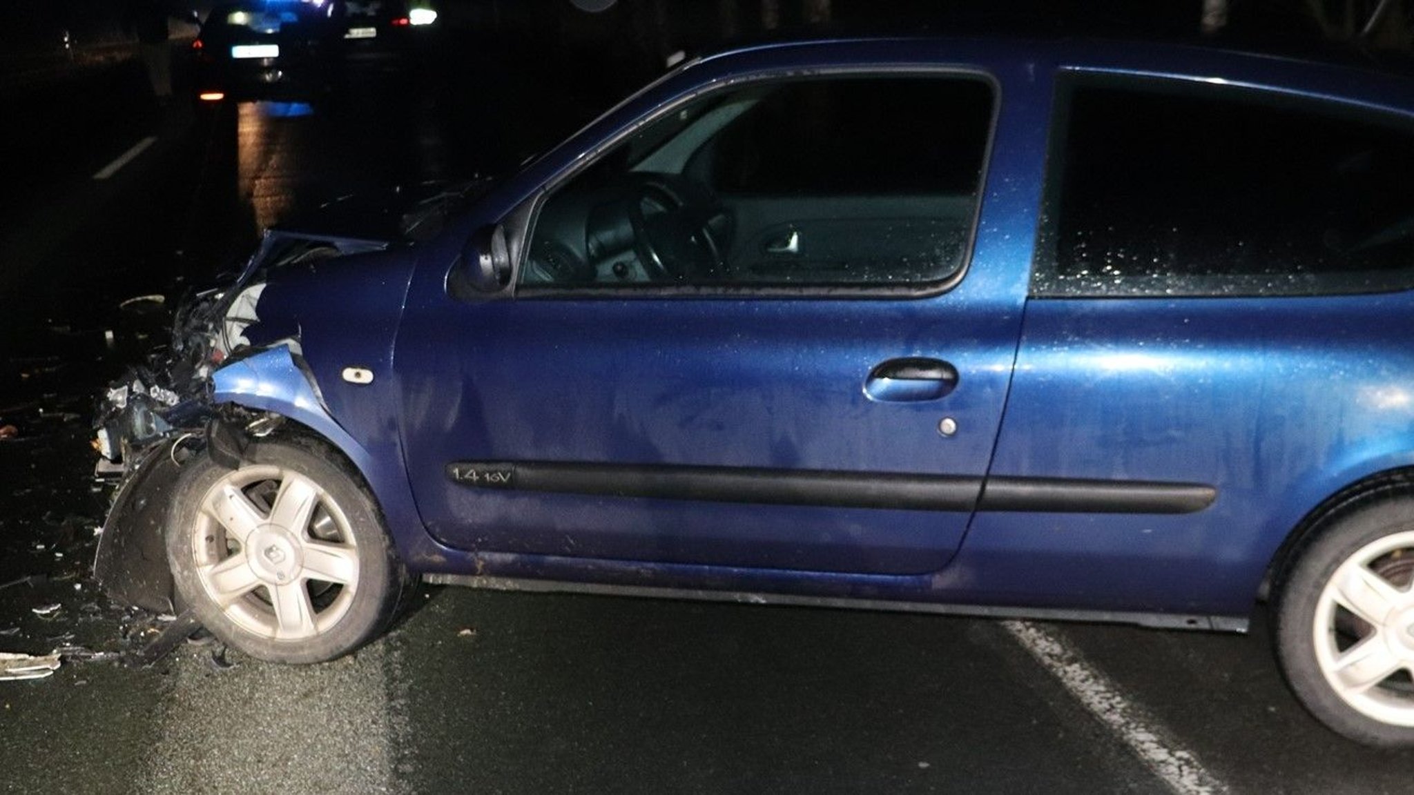 Höxter: Unfall auf B64 bei Godelheim: Mercedes bremst, Junge (6) verletzt