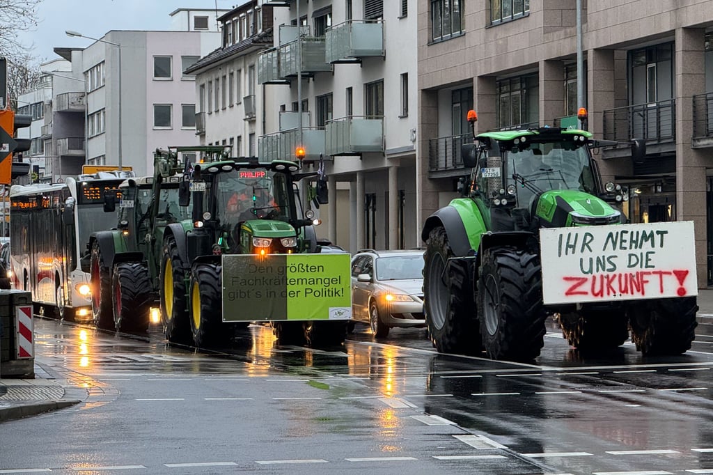 Paderborn: 50 Traktoren steuern Kreisgeschäftsstelle der CDU an