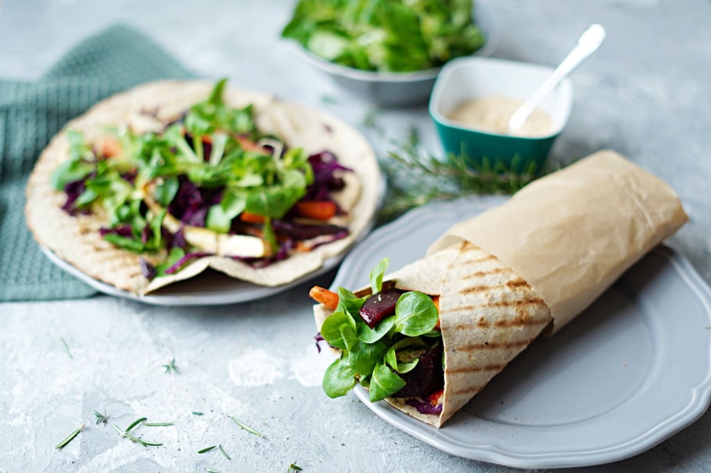 Farbtupfer im Wintergrau: Wraps mit Wintergemüse und Hummus