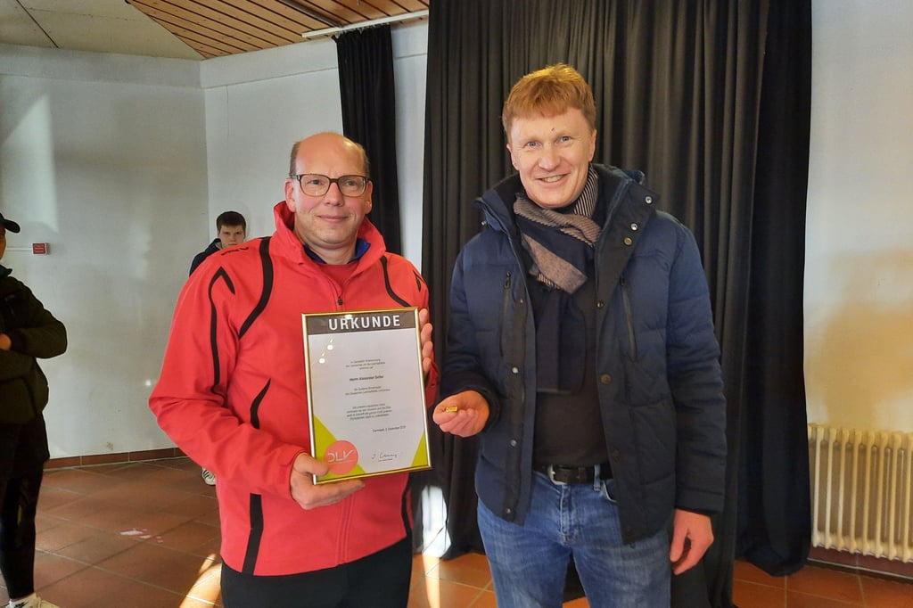 Leichtathletik: Alexander Selter (Warburger SV) bekommt DLV-Nadel in Gold