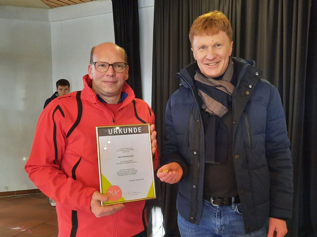 Leichtathletik: Alexander Selter (Warburger SV) bekommt DLV-Nadel in Gold