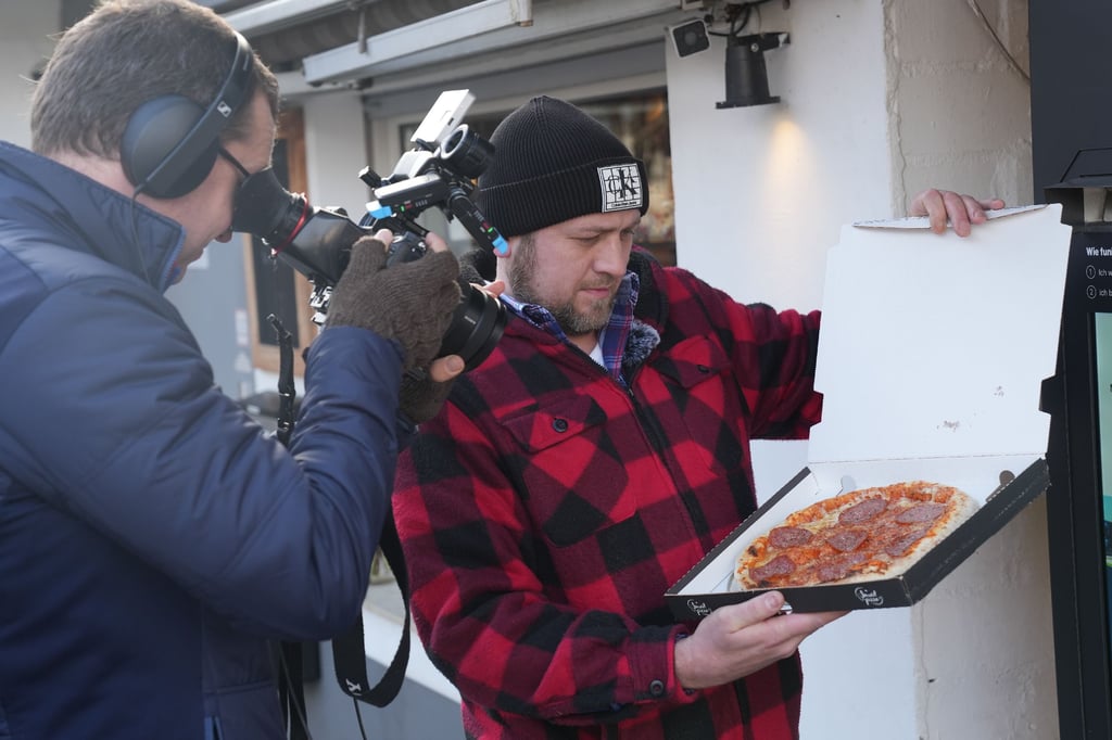 YouTuber „Onkel Kramer“ und TV-Team testen Ahlener Automatenpizza