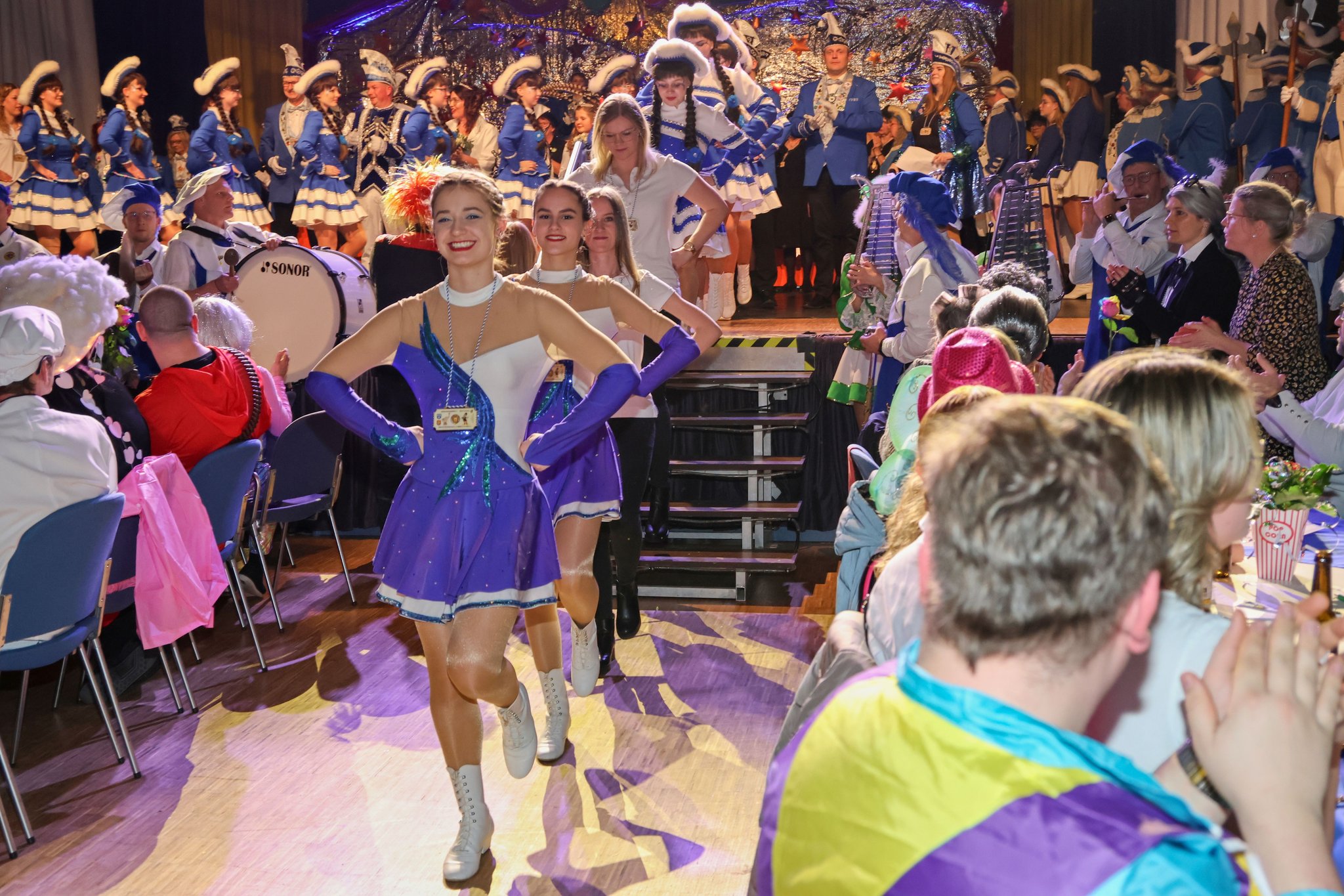 Beverungen: Funkengarde aus Erkelenz bei der Prunksitzung des CVWB