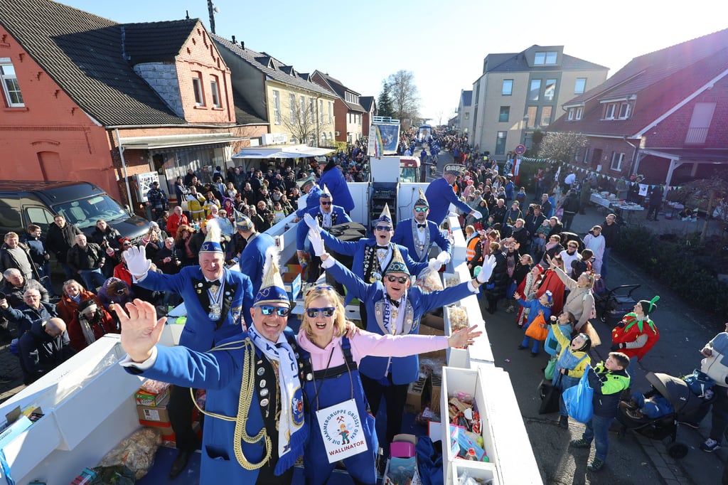Tausende beim Karnevalsumzug in Münster-Sprakel