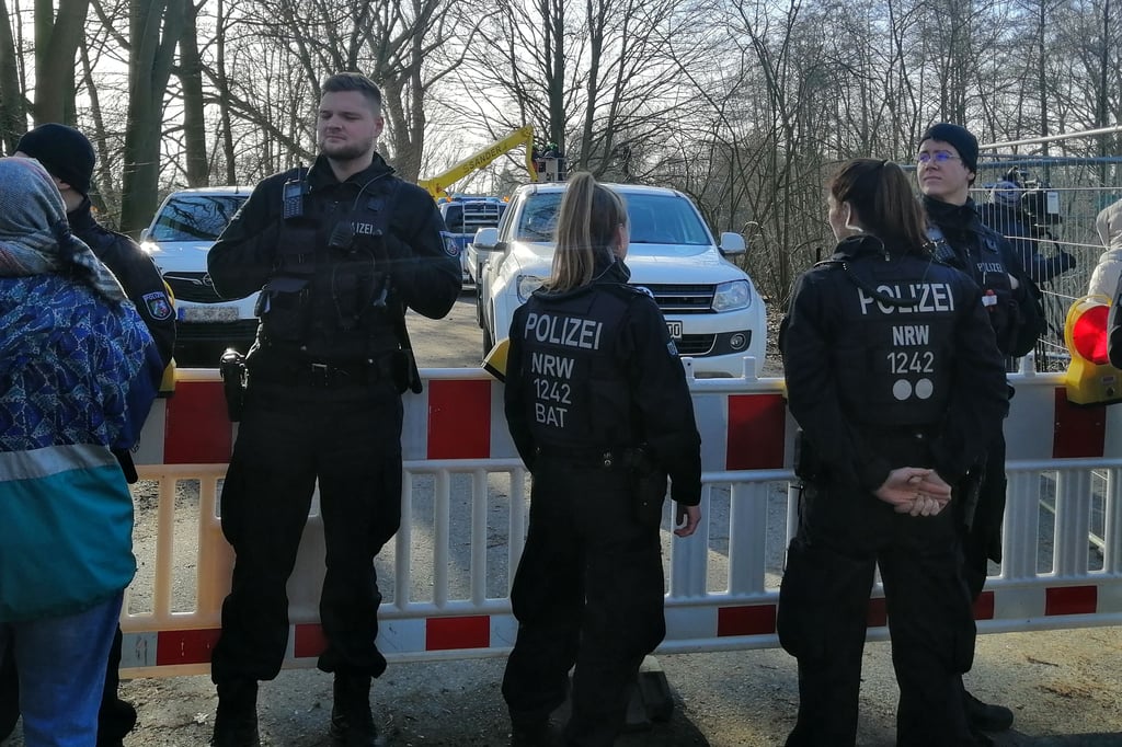 Mahnwache am Dortmund-Ems-Kanal: Polizei muss Person von Baum bergen