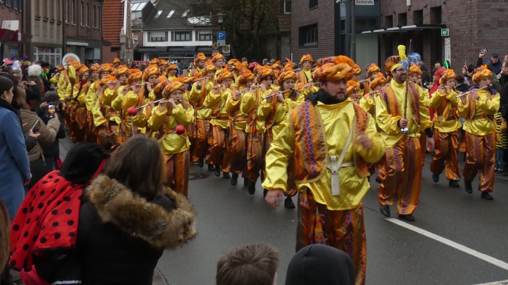 Karneval: Jecker Umzug aus dem Ort für den Ort