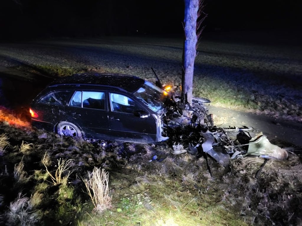 Bad Wünnenberg: 18-Jähriger kracht gegen einen Baum