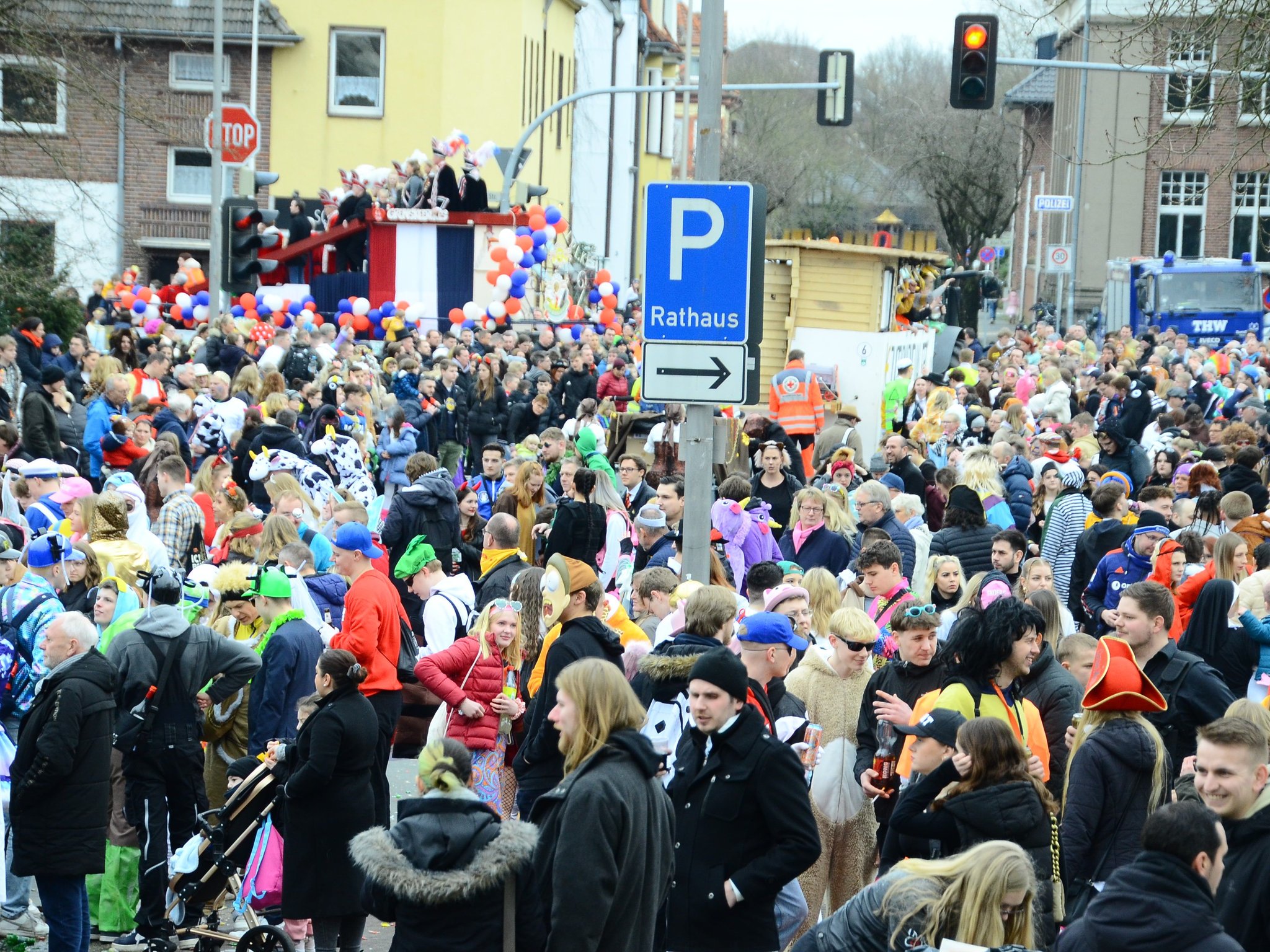 Mehr als 50 bunte Wagen und Fußgruppen machen sich Sonntag ab 13.11 Uhr ...