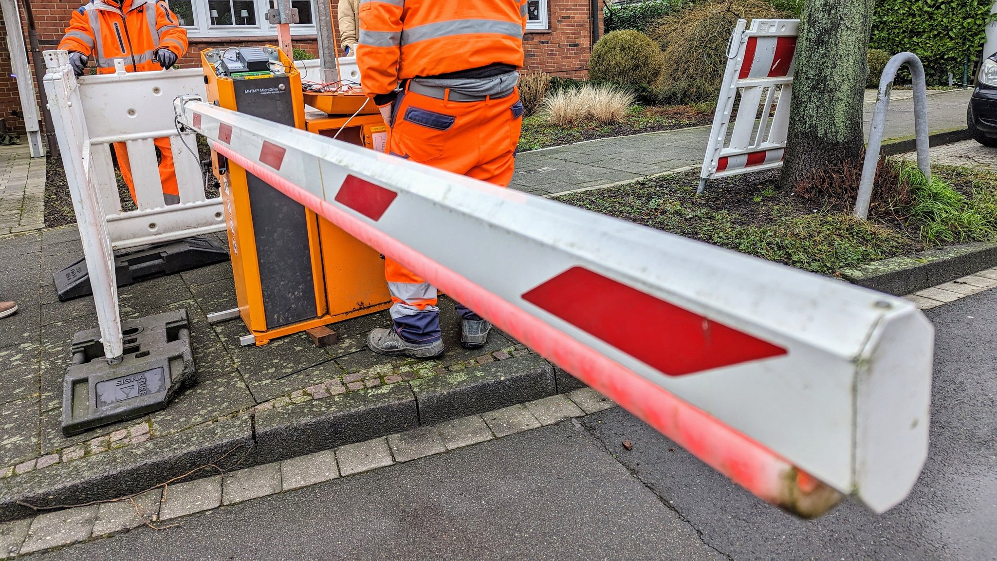 Mit quietschenden Reifen vor der Schranke