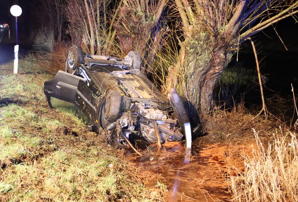 Delbrück-Westenholz: Ersthelfer befreien 19-Jährigen aus seinem Auto