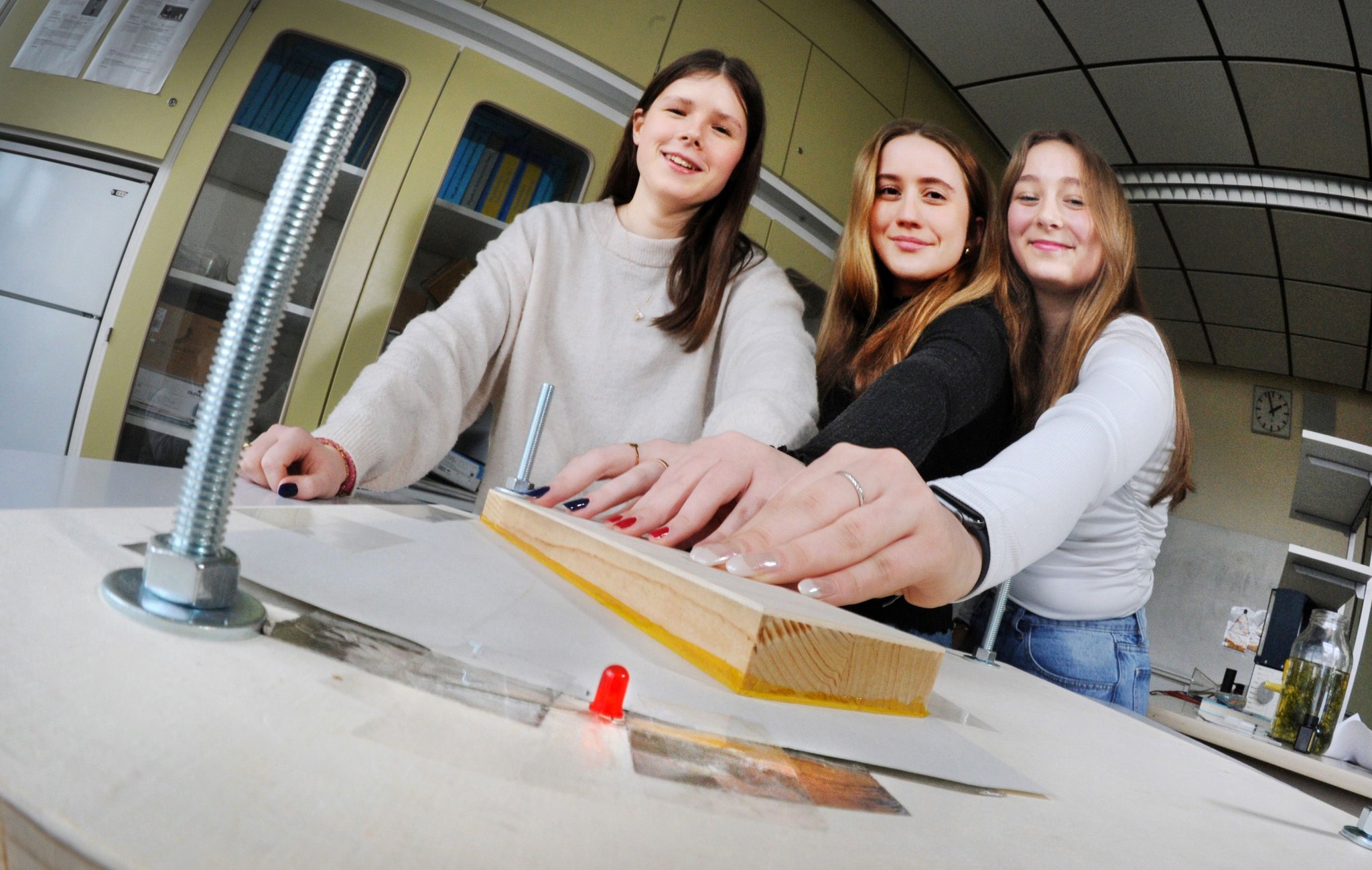 Strom von der Türschwelle und Pflanzen, die Wasser filtern