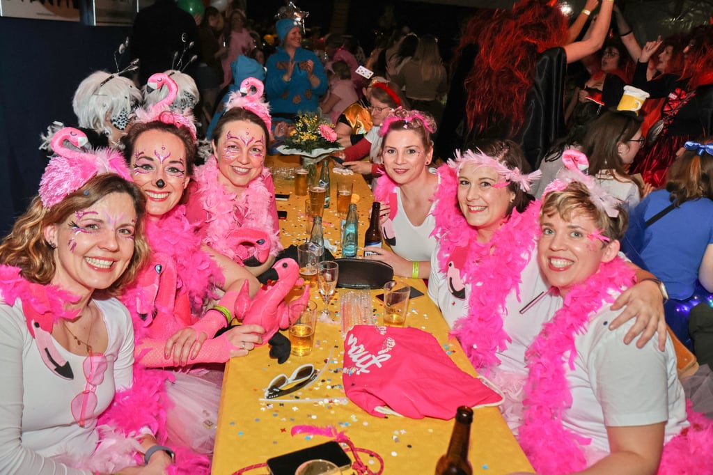 Höxter: Frauen feiern ausgelassen in Ovenhausen