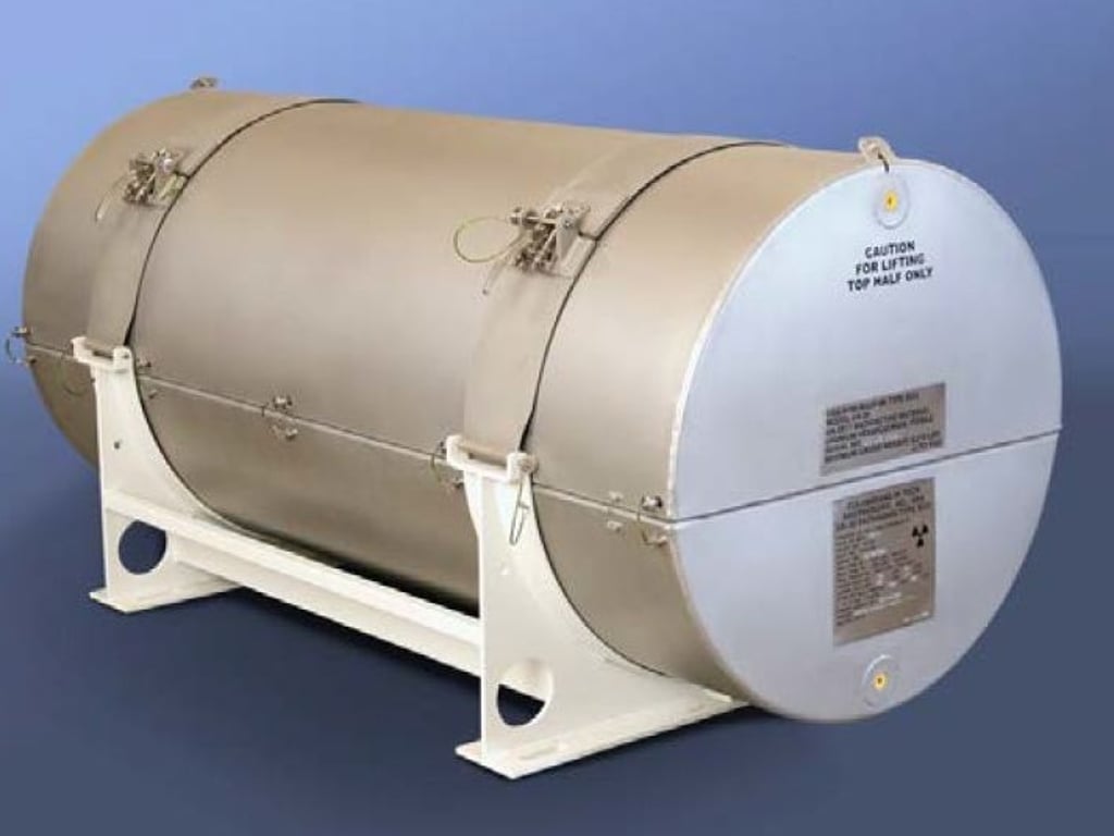 Uran-Transportbehälter auf dem Weg von Urenco Almelo nach Südfrankreich ...