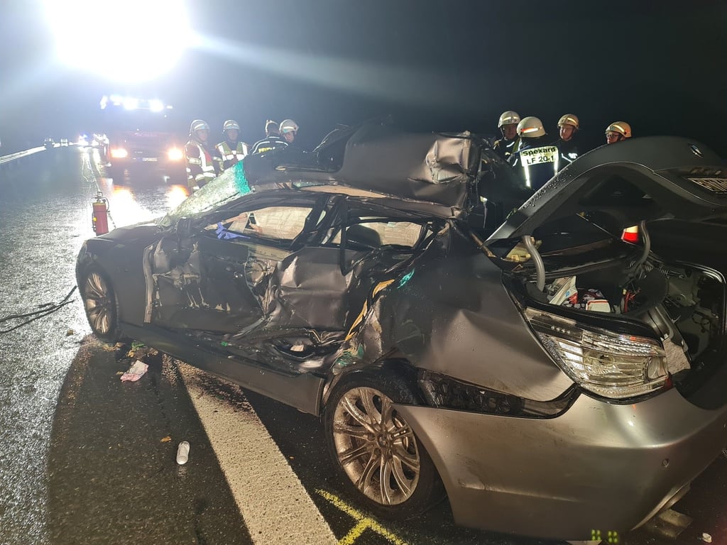 Verl/Bielefeld: Junge Frau bei Unfall auf A2 lebensgefährlich verletzt