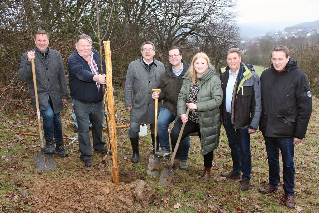 Kalletal: Prinzenpaar pflanzt Pflaumenbaum
