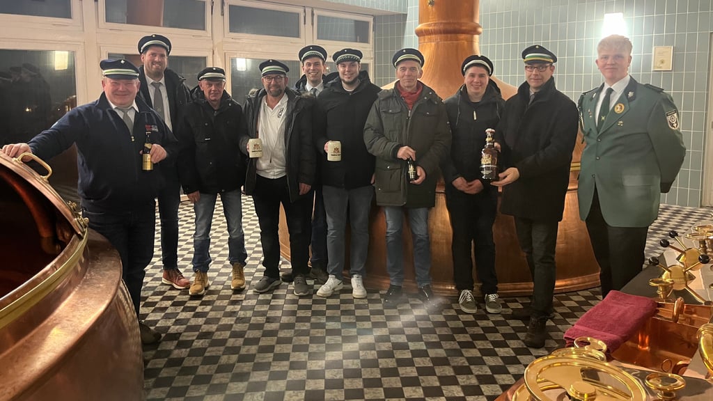 Beverungen: Schützen aus Haarbrück bekommen eigenes Schlossbräu-Bier ...