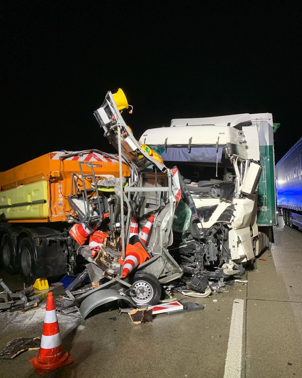 Büren: Sattelzug und Baustellen-Sicherungsfahrzeug krachen auf der A44 zusammen