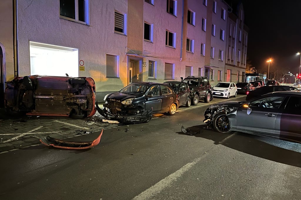 Alkoholisierter Fahrer beschädigt mit Wagen geparkte Autos Alkoholisierter Fahrer beschädigt mit Wagen geparkte Autos