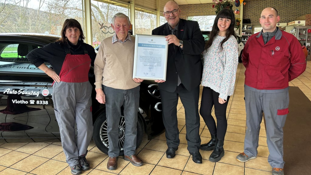 Autohaus aus Vlotho erhält Ehrenurkunde von der Handwerkskammer