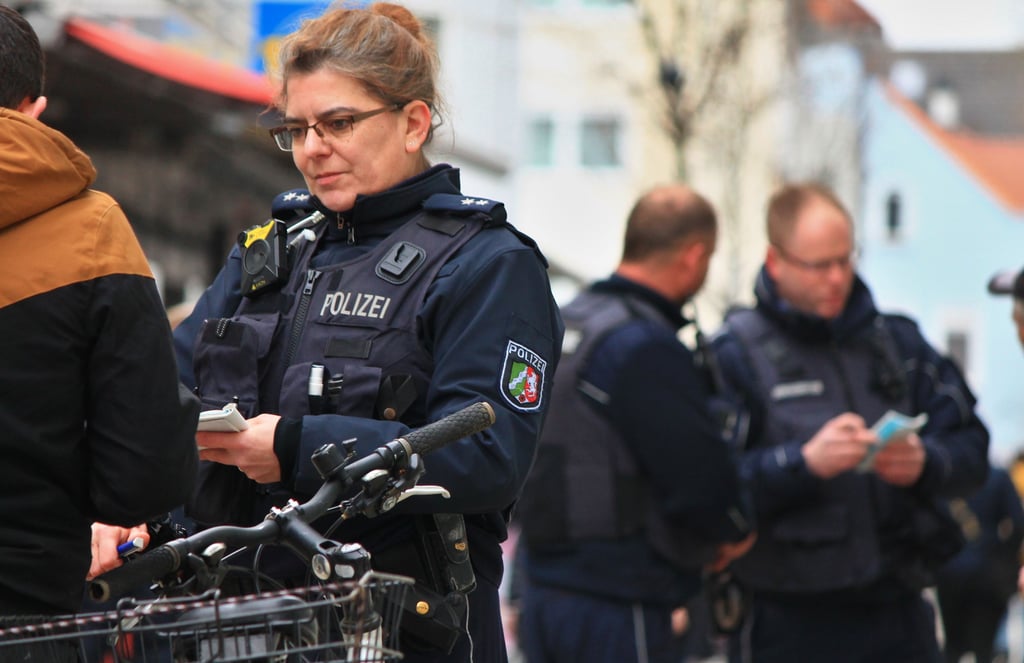 „Bitte absteigen“: Polizei und City-Wache kontrollieren in Herford
