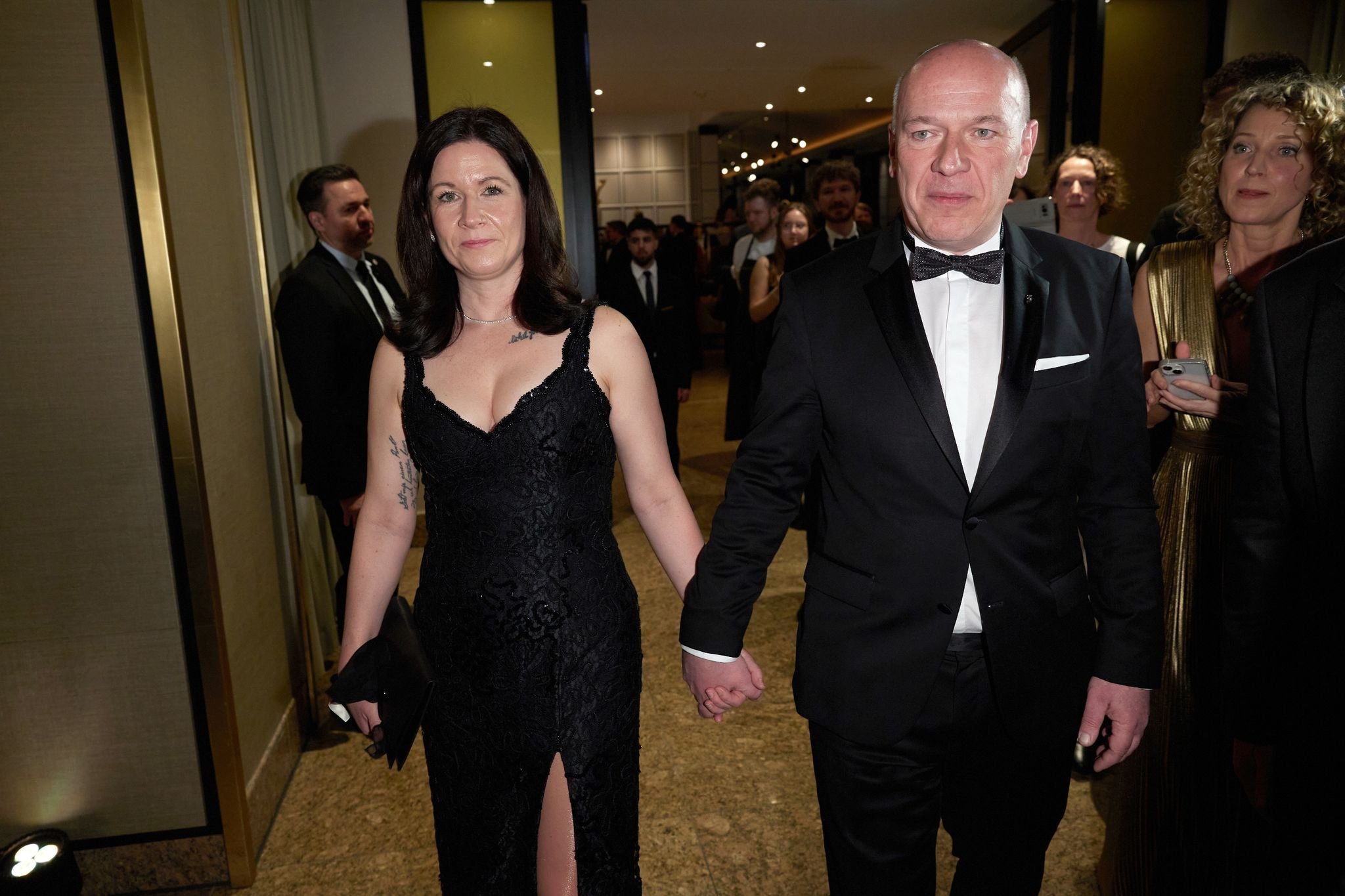 Berlins Regierender und Senatorin: Händchenhalten auf Ball