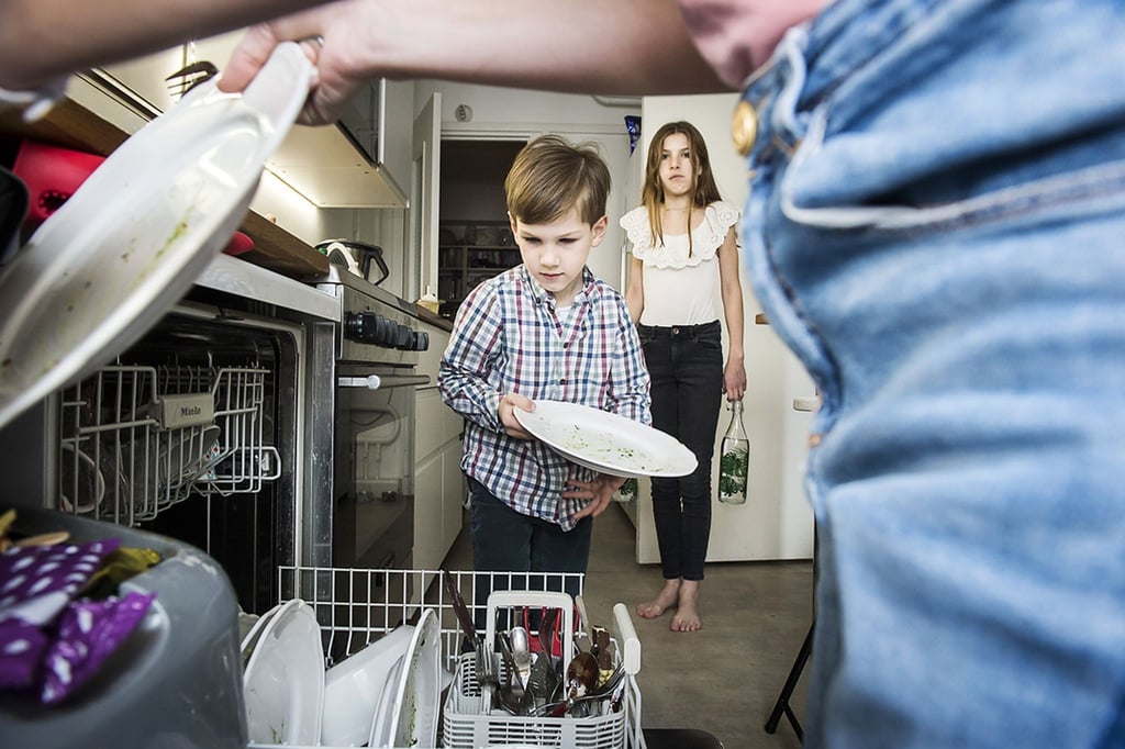 Frauen kümmern sich mehr um Haushalt, Kinder und Ältere