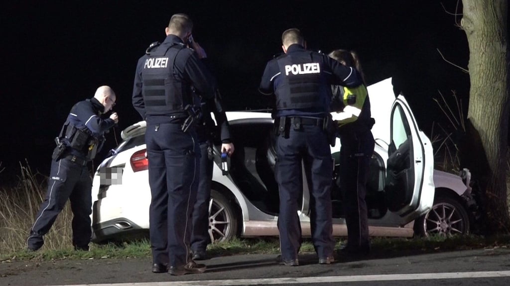 Pkw prallt frontal gegen Baum