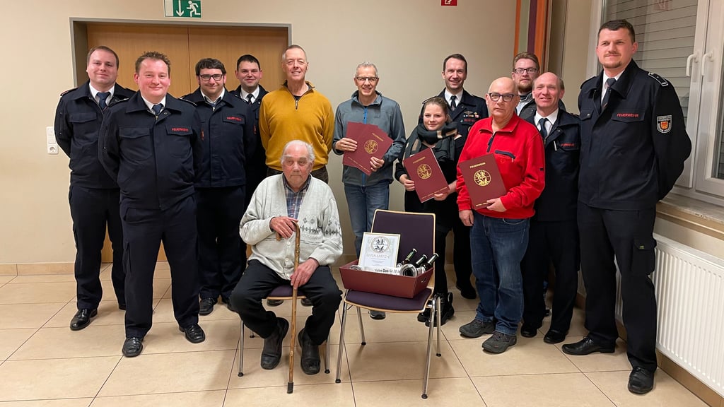 Hüllhorst: 30 neue Mitglieder bei Feuerwehrverein Bröderhausen - Osterfeuer