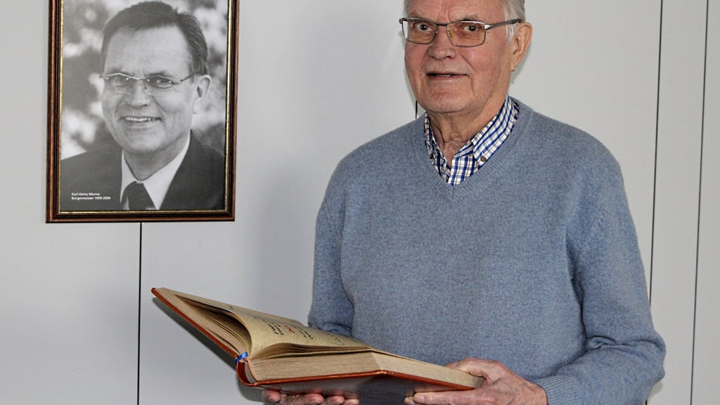 Bad Driburg: Karl-Heinz Menne gestaltet goldenes Buch der Stadt