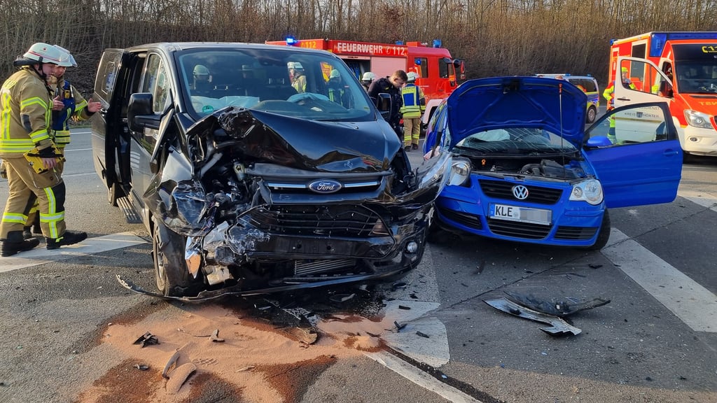 Warburg: Familie wird bei Unfall auf A44-Auffahrt verletzt