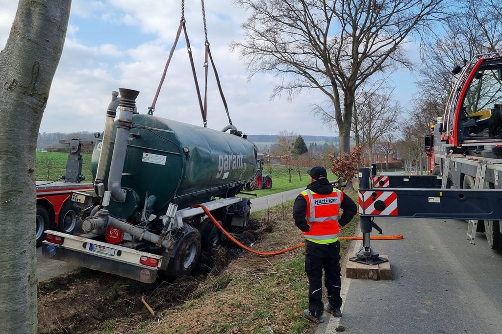 Willebadessen: 27.000-Liter-Güllefass auf Traktor-Anhänger kippt bei Niesen in den Graben
