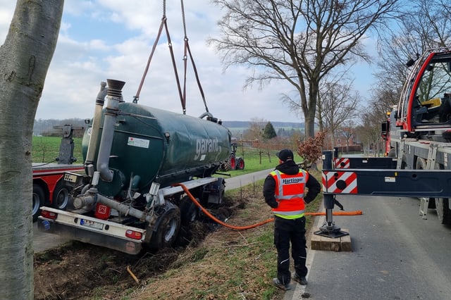 Willebadessen: 27.000-Liter-Güllefass auf Traktor-Anhänger kippt bei ...