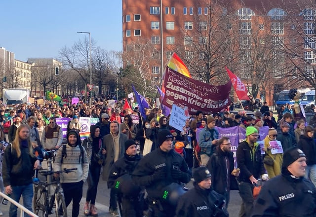 Tausende Menschen demonstrieren zum Weltfrauentag in Berlin