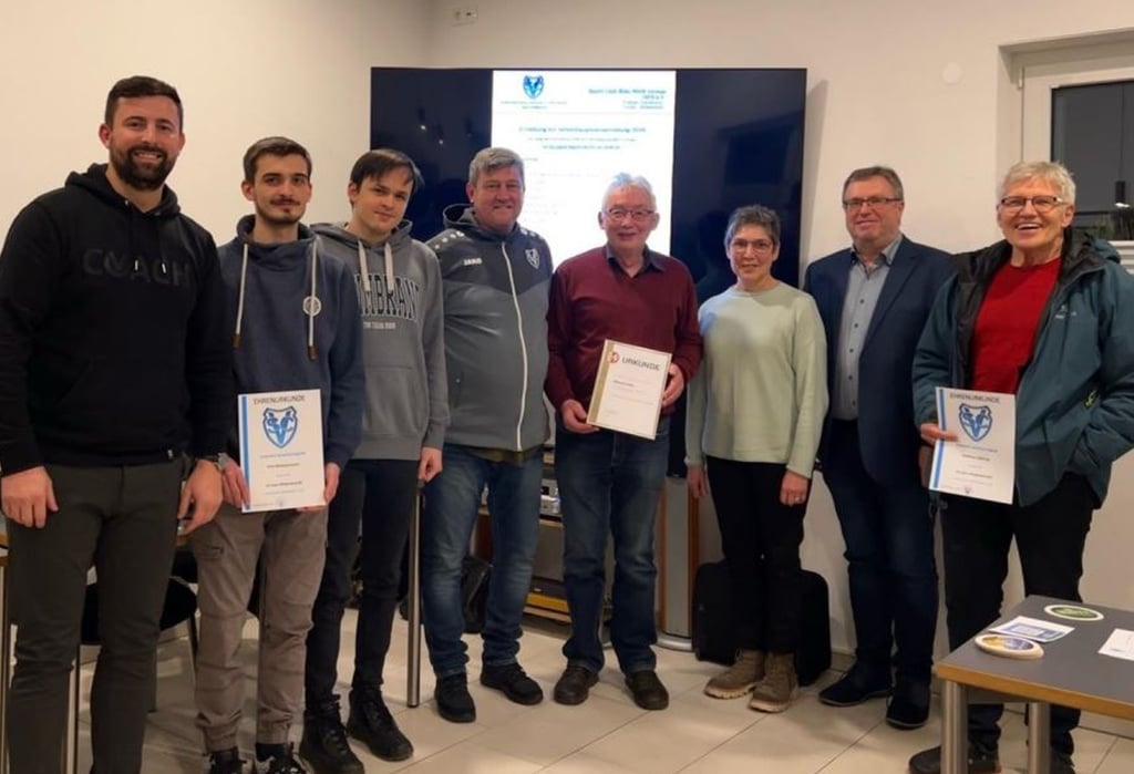 Helmut Hafer erhält die Verdienstnadel des Verbands